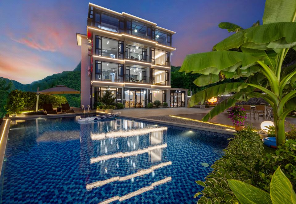 Sunset Glow · SuLi Swimming Pool Scenic Family Hotel (Anji Zhebei Grand ...