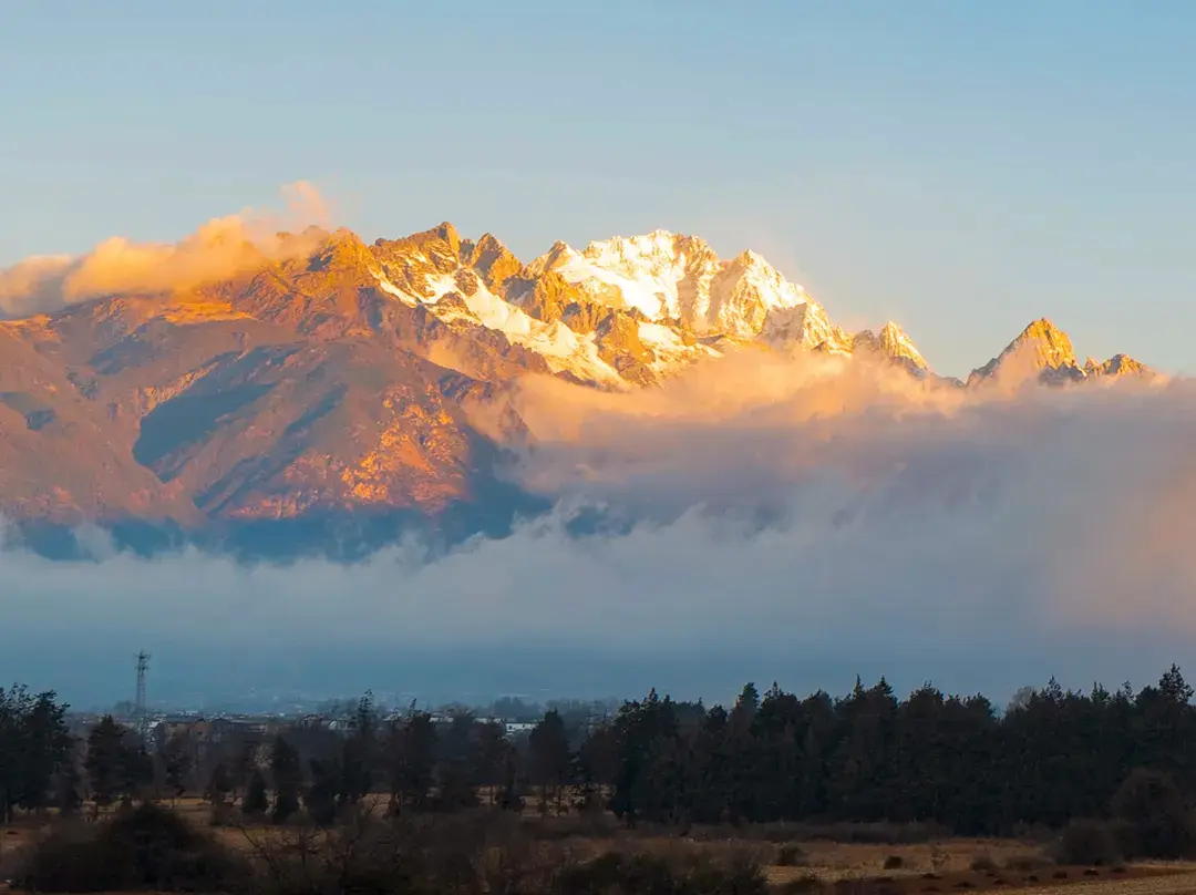Thousands Of Mountains Veiled In Evening Snow • Golden Rays Gilding The Peaks | Panoramic View Hotel - Lijiang
