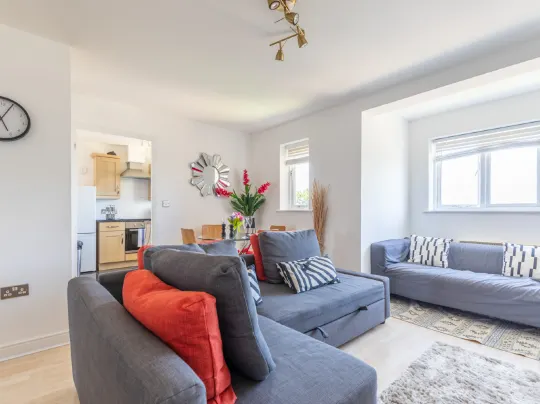 Skyline Haven: Modern 2br W/ Free Parking & 4ktv - Woolwich