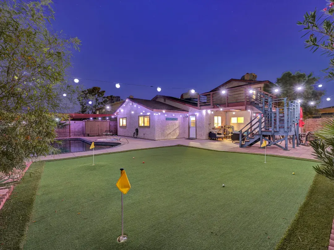 Fun 5 Bedroom Home By Strip, Pool, Putting Green - 