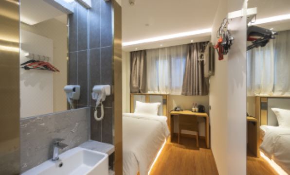 Beijing Romantic Four Seasons Hotel (Wangfujing Street Xiehe Hospital ...