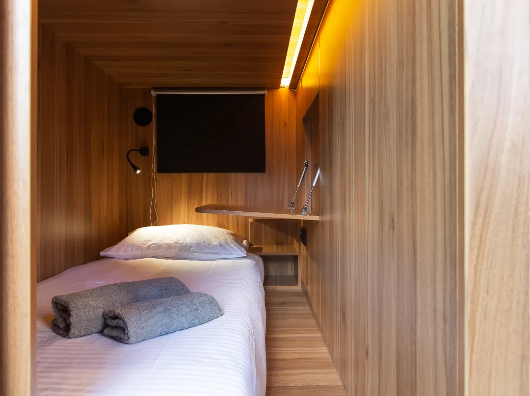 Q-block Capsule Hotel - Moscow, ID