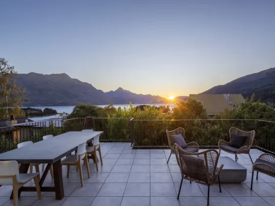 Lakeview Paradise: 3br, Hot Tub, Bbq, Garden - Queenstown