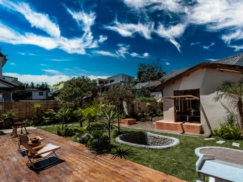 Liu · Seaview Resort Courtyard - Dali