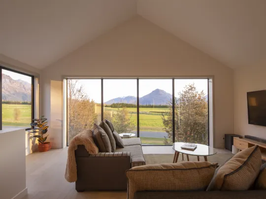 Beautiful 3 Bedroom Home | Hot Tub | Stunning View - Lake Hayes