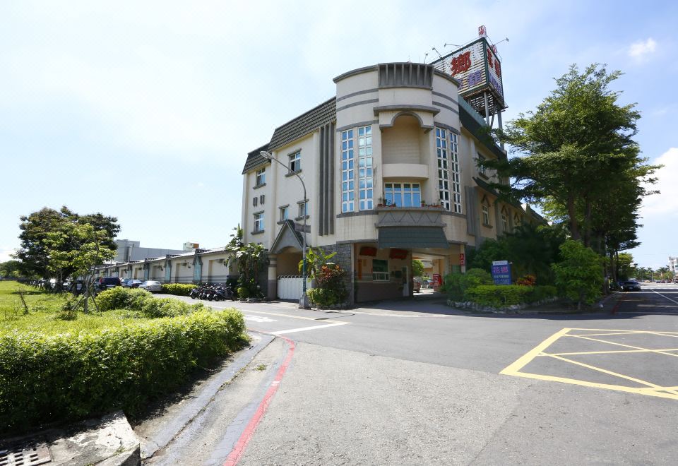 Huaxiang Motel - Fengshan by HXgroup(花乡商务汽车旅馆-凤山店) (Гаосюн ...