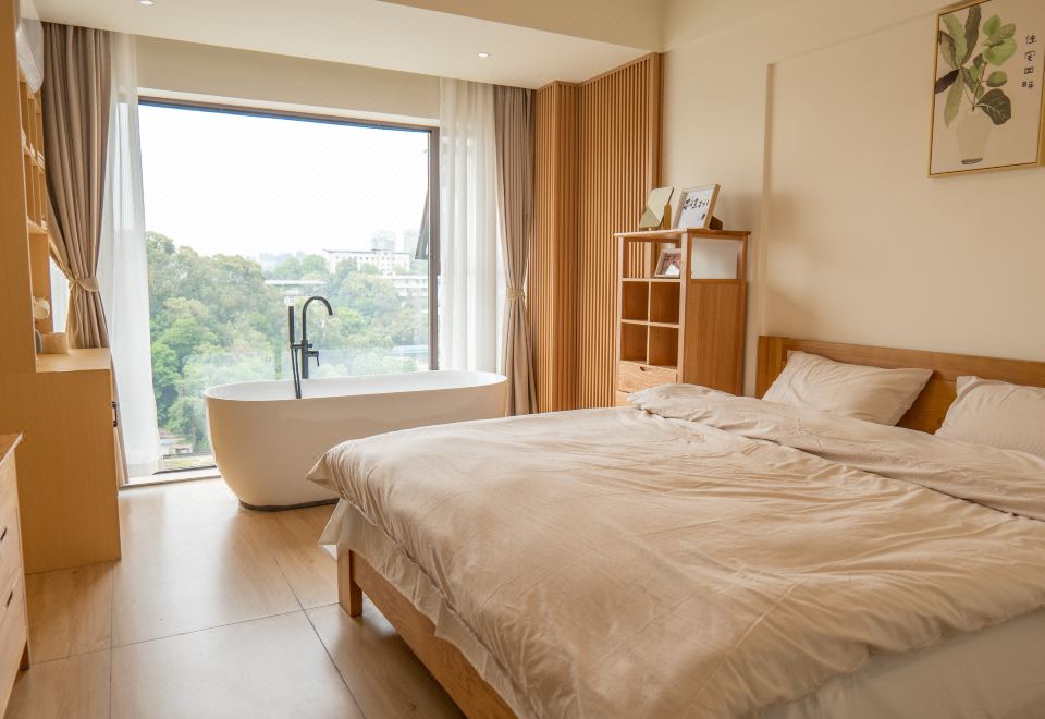 Zhang Xiansheng Jia River View Homestay (Normal College)(张先生家江景民宿（师范学院店 ...