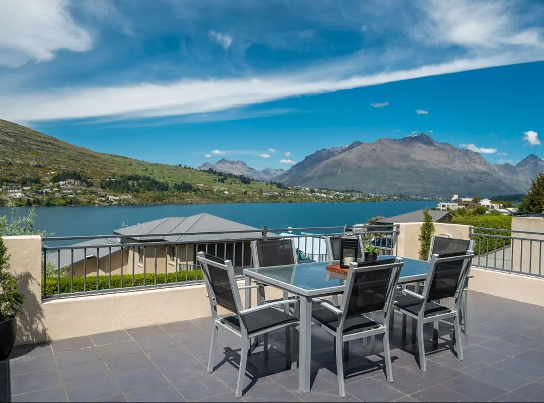 Panoramic Peaks: 3br Home With Lake Vistas - Queenstown, New Zealand