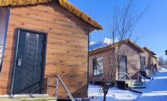 qiong ku shi tai bei meng jiao xiong hotel(被梦叫醒丨Calm溪畔草原雪山・360°独栋木屋 ...