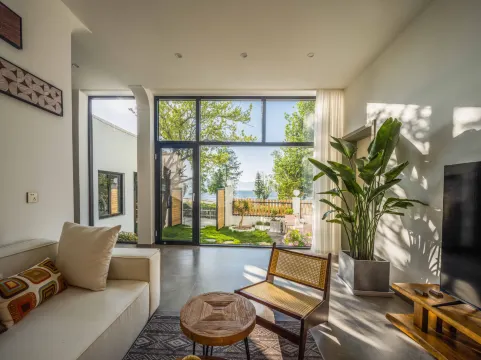 Listen To Seven B&b - Dali