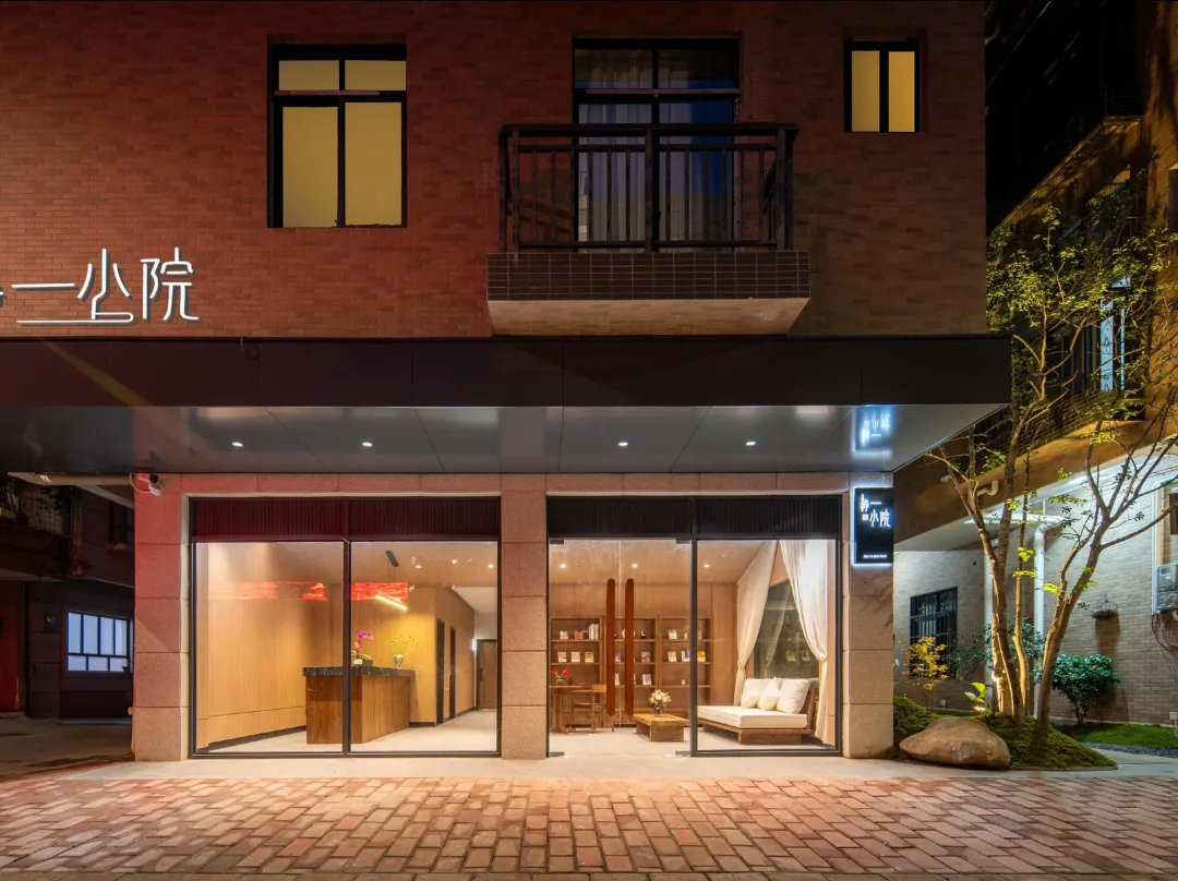 A Small Courtyard In Silence - Beihai