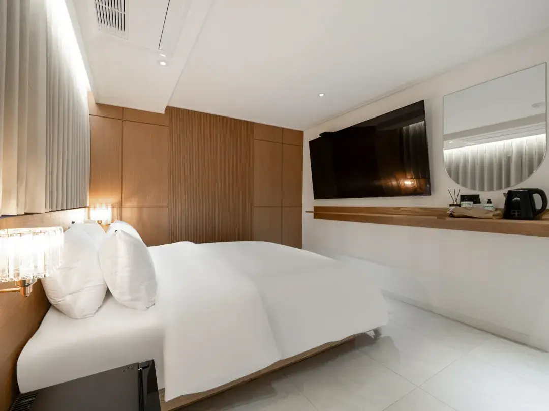 Sinchon Brown Dot Sinchon Branch - Seul