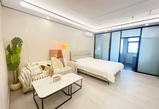Li Hou · Homestay (Shimao Store)(哩厚·民宿（世茂摩天城店）), Shishi - Book with ...