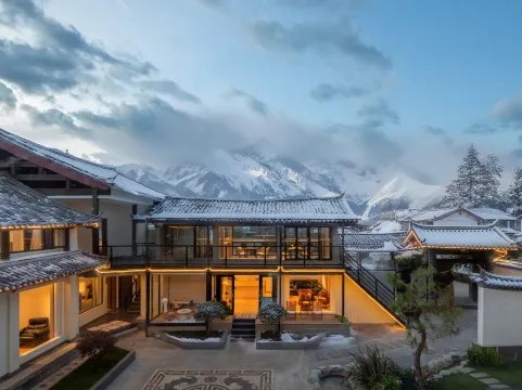 Lixiaman·juangui| Romantic 360º Sunrise Over Golden Mountain Resort Courtyard - Lijiang