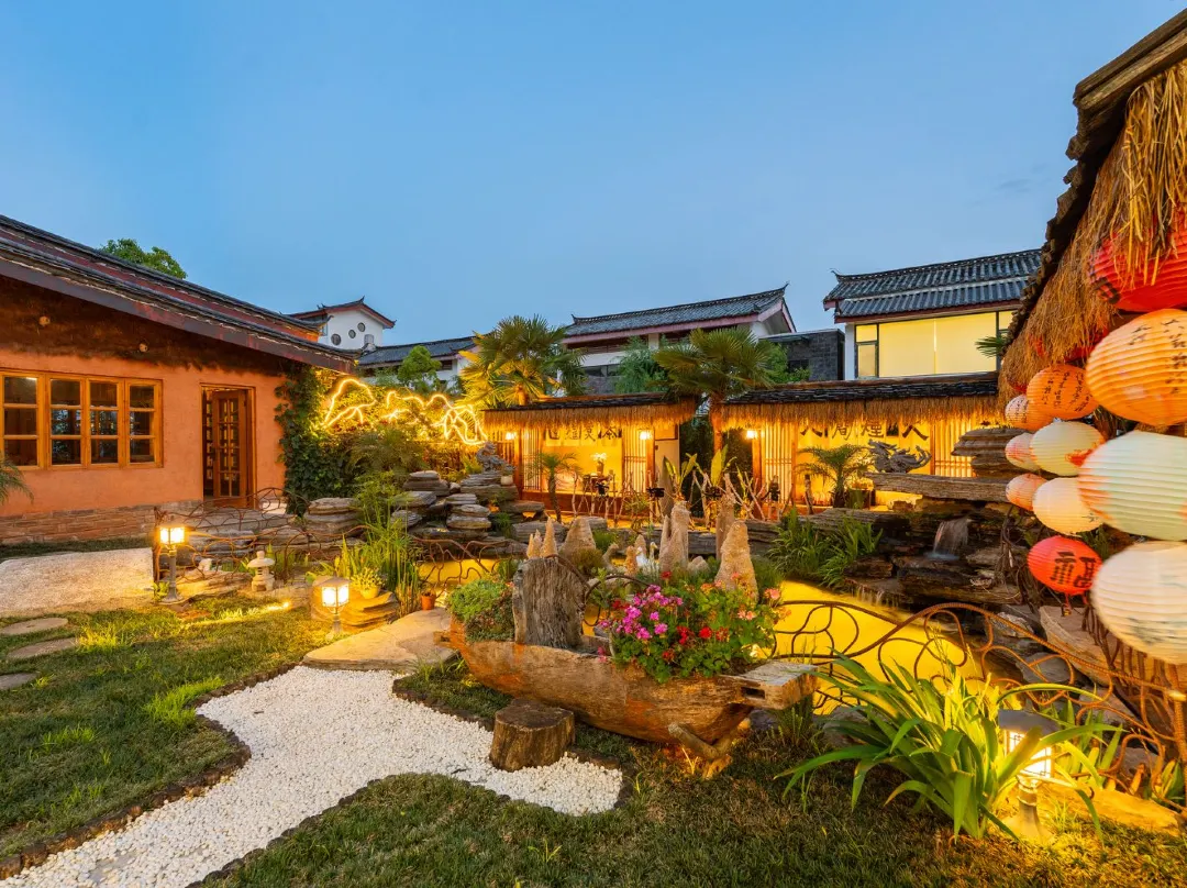 Meiqi Leju Jade Dragon Snow Mountain Scenic Resort Courtyard - Lijiang
