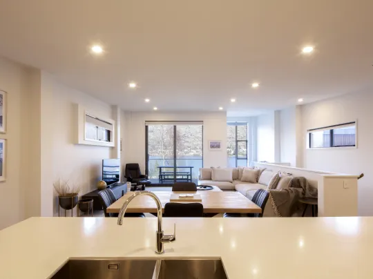 Stylish 2-br Home, Scenic Balcony, Key Amenities - Queenstown