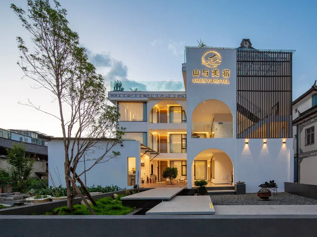 Mountain And Beautiful Inn - Dali