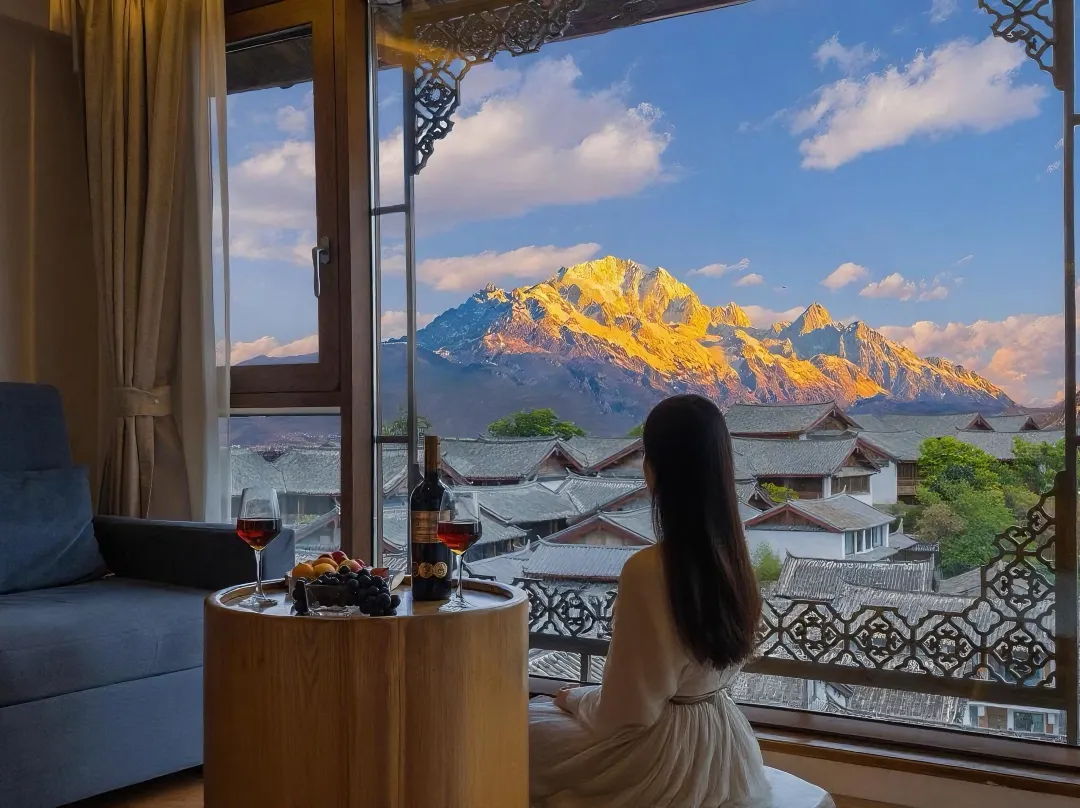 Panoramic View Of Snow Mountain In Shanye Rizhao Jinshan - Lijiang