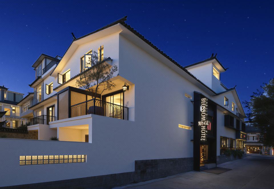 BLOSSOM · Fanhua Design Guesthouse (Dali Ancient City)(BLOSSOM·繁花设计师民宿 ...