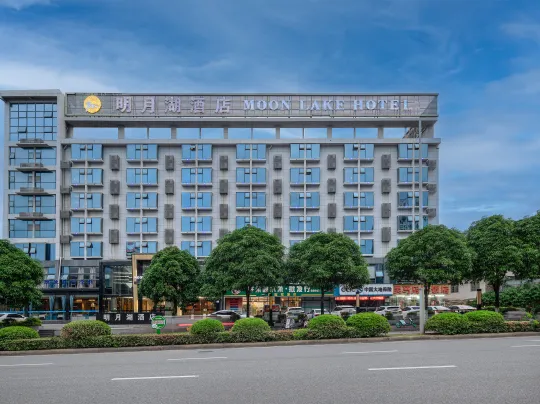 Moon Lake Hotel ) - Baise