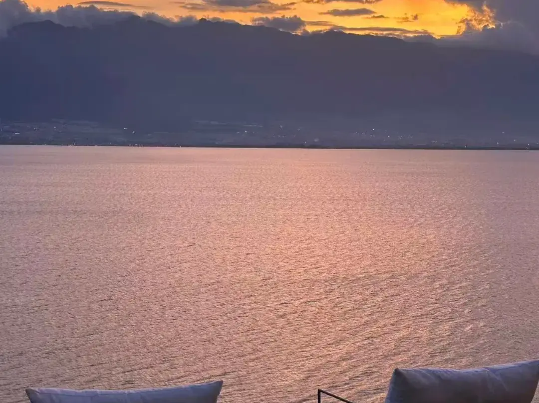 Mountain Riverside Retreat · Dali Erhai Branch - Seaside & Mountain View, Moonlit Huaxi Cottage - Dali