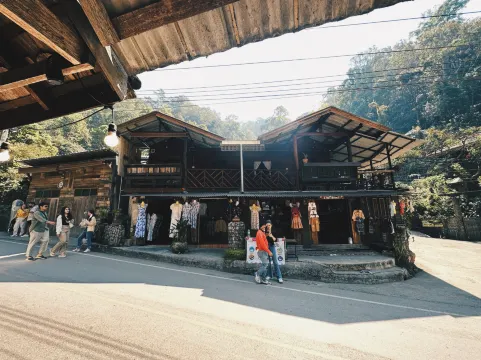 Bann Kidteng Maekampong - Doi Saket District