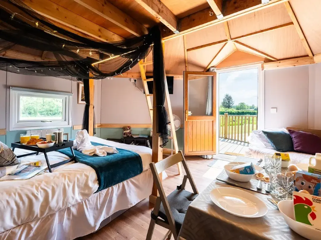 Woods Meadow Glamping - Slower Days, Relaxing Stay - Family & Pet Friendly Lodges - Woodland Escape - Kent