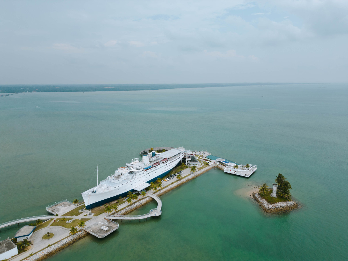 Doulos Phos The Ship Hotel in Bintan | 2025 Updated prices, deals ...