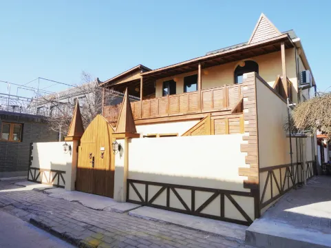 The Magic House Of The Fugitive Wizard - Pékin