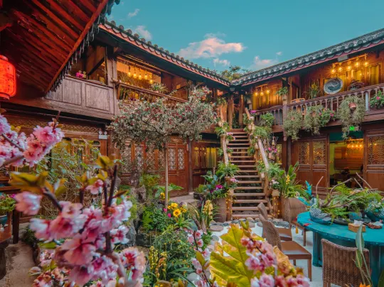 Sweet August Designer Senshi Concept Garden Inn - Lijiang
