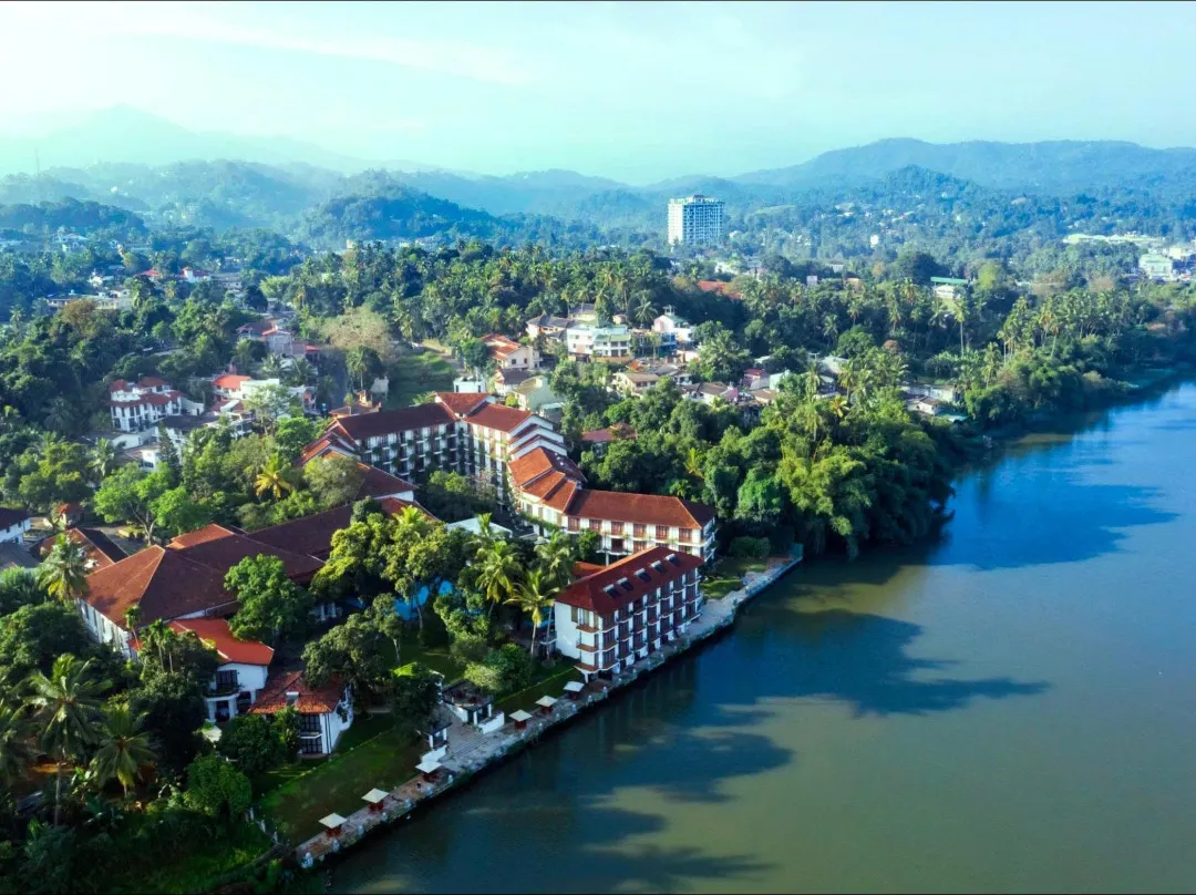 Mahaweli Reach Hotel - Kandy