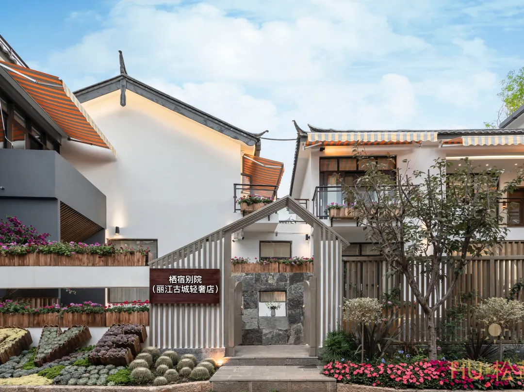 Floral Lux Hotel · Living In Another Courtyard - Lijiang