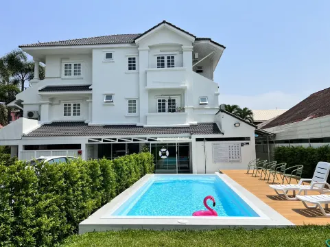 Mini-me Hubs, Charm Suites & Pool In Old City - Chiang Mai