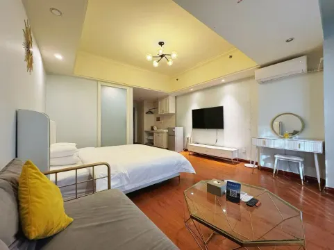 Longyan Girl Goes To The Hotel, Longyan Wanda Store. - Longyan