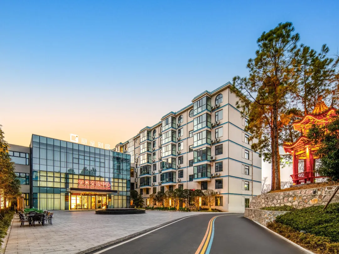 Xinyang Rezen Retreat Hotel - Xinyang