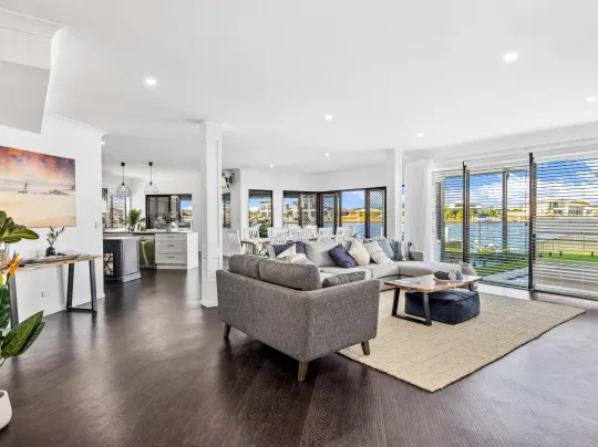 Opulent Canal-front Retreat - Brisbane