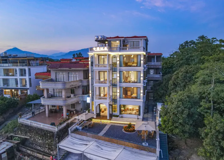 Seven Li Jiang Lan · Riverside Vier · First Line River View Vacation ...