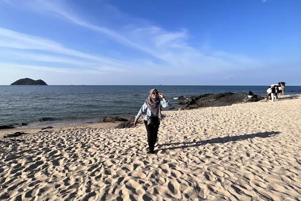 Samila Beach: Nice Area and shops. | Trip.com Songkhla