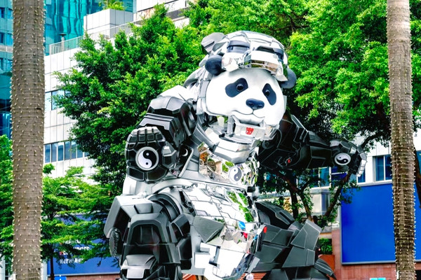 First arrival in Shenzhen~ Panda Menglan has put on her mech suit ...