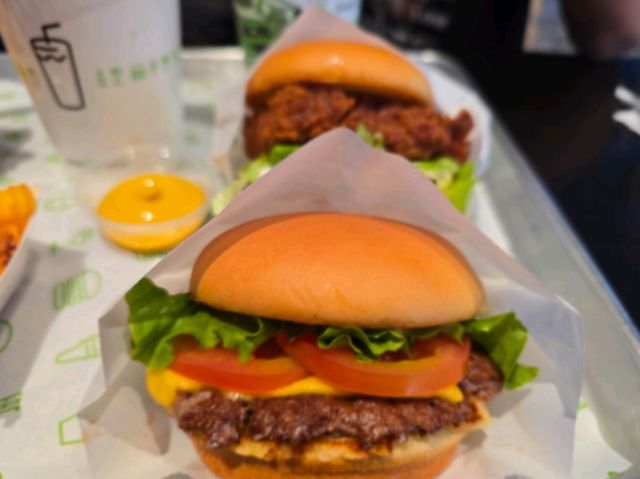 Shake Shack – Sanlitun Taikoo Li, Beijing | Trip.com ปักกิ่ง