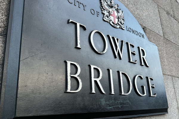 Walk and take pictures of tower bridge | Trip.com London