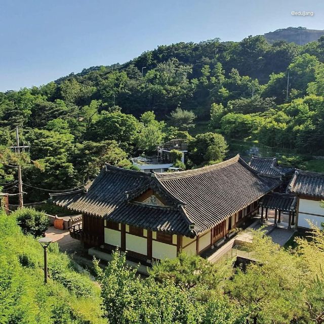 Seoul's Cheongun Public Literature Library | Trip.com Seoul