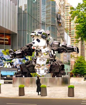 First arrival in Shenzhen~ Panda Menglan has put on her mech suit ...