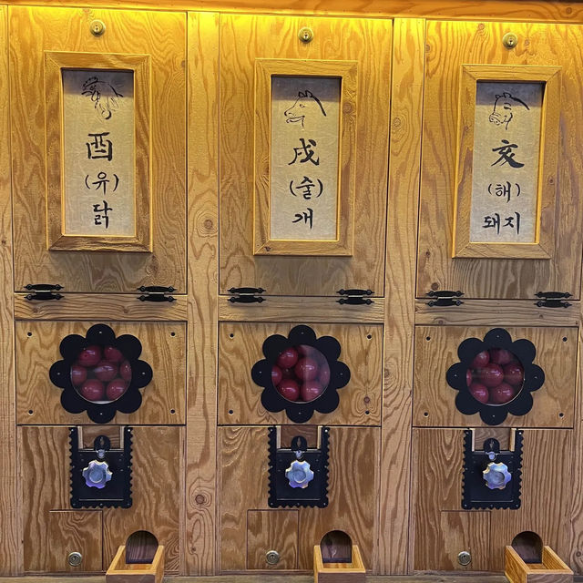 🇰🇷 Vending machine fortune teller | Trip.com Seoul