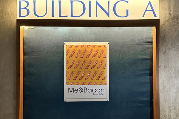 Building A | Me & Bacon คาเฟ่ลับซ่อนอยู่ในตึกเก่าก | Trip.com เชียงใหม่