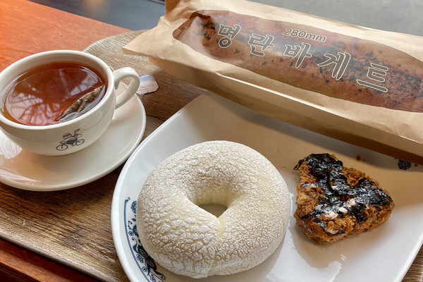 A cozy café where you can enjoy the popular bakery Seongsimdang's bread ...