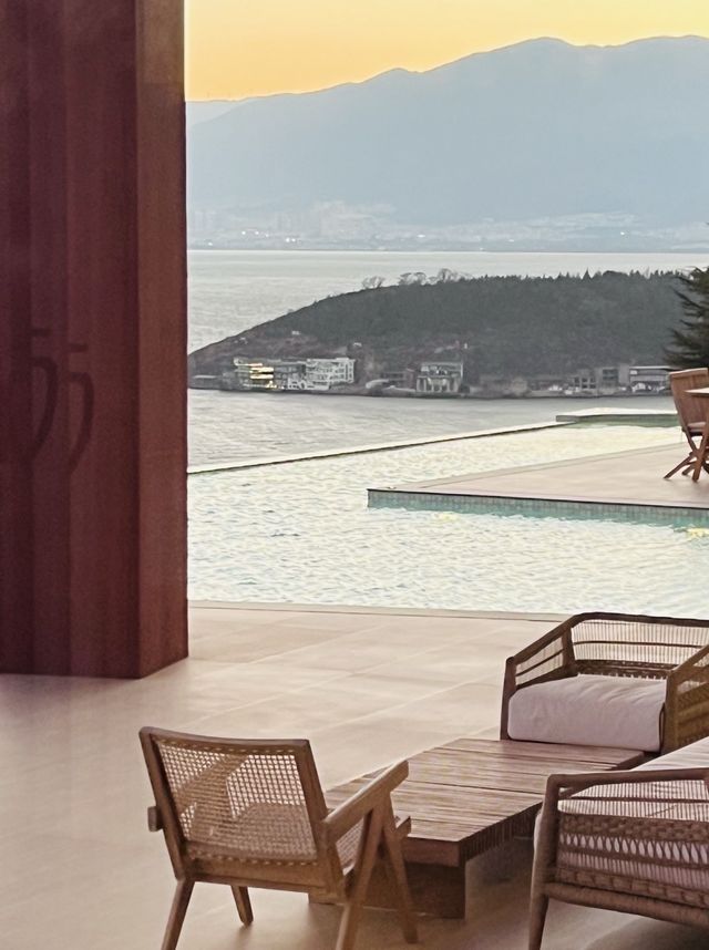 Having dinner by the infinity pool in Dali is so beautiful it leaves ...