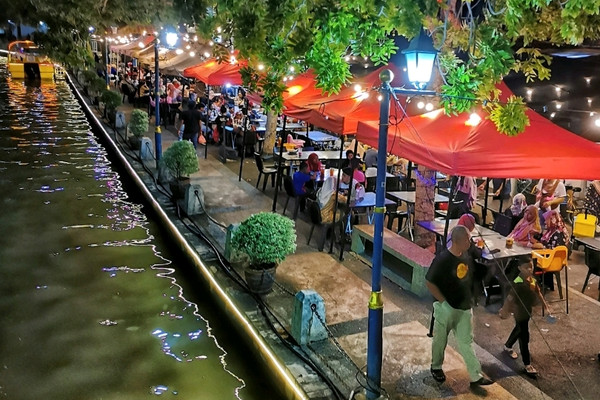 Cozy dinner by the riverbank of Malacca River | Trip.com Melaka Tengah