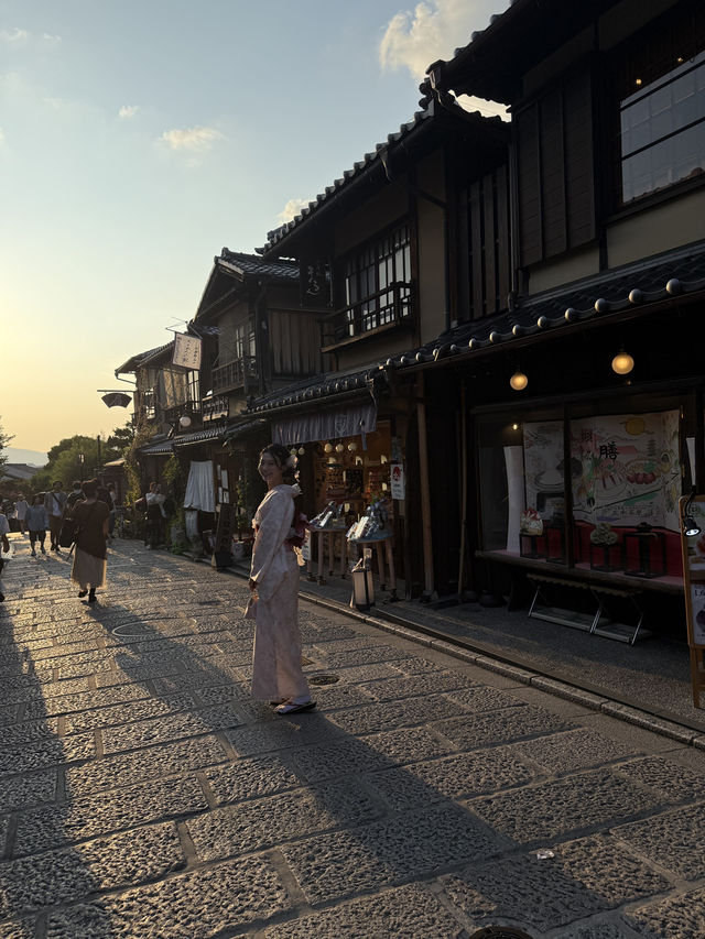 Strolling Through Kyoto's Historic Streets: Kimono Sunset Photo Spots ...