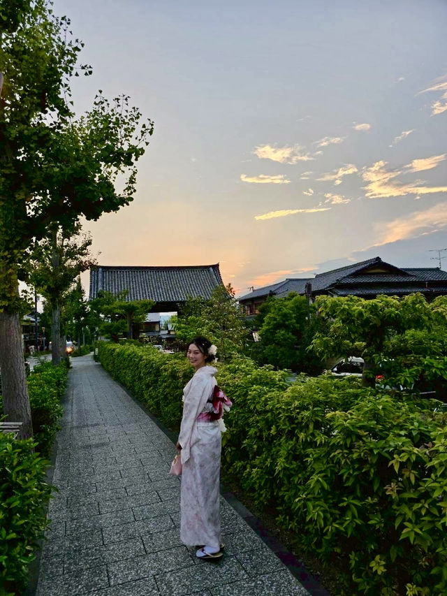 Strolling Through Kyoto's Historic Streets: Kimono Sunset Photo Spots ...